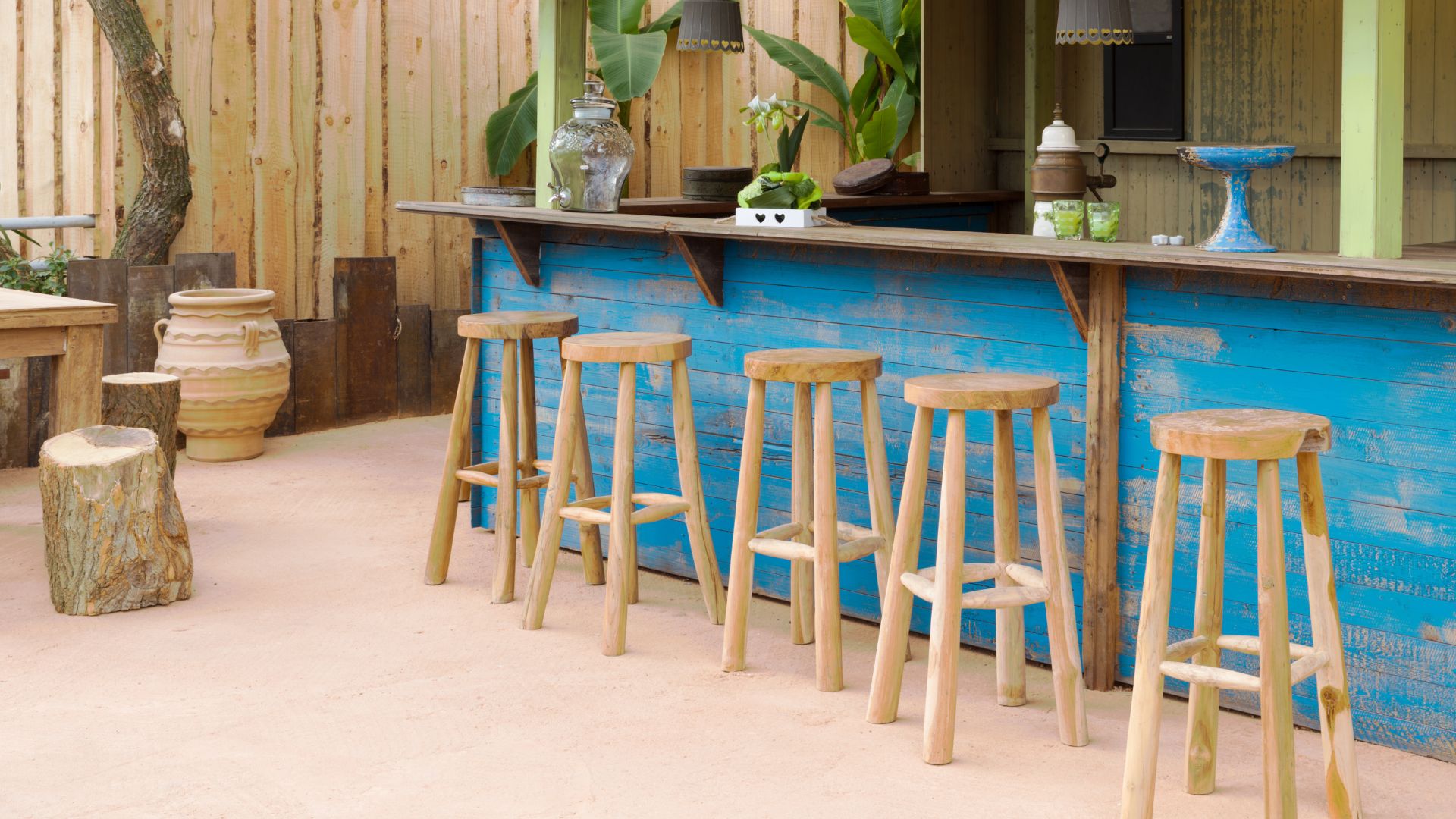 Outdoor Bar Leaners: Elevating Your Outdoor Living Experience
