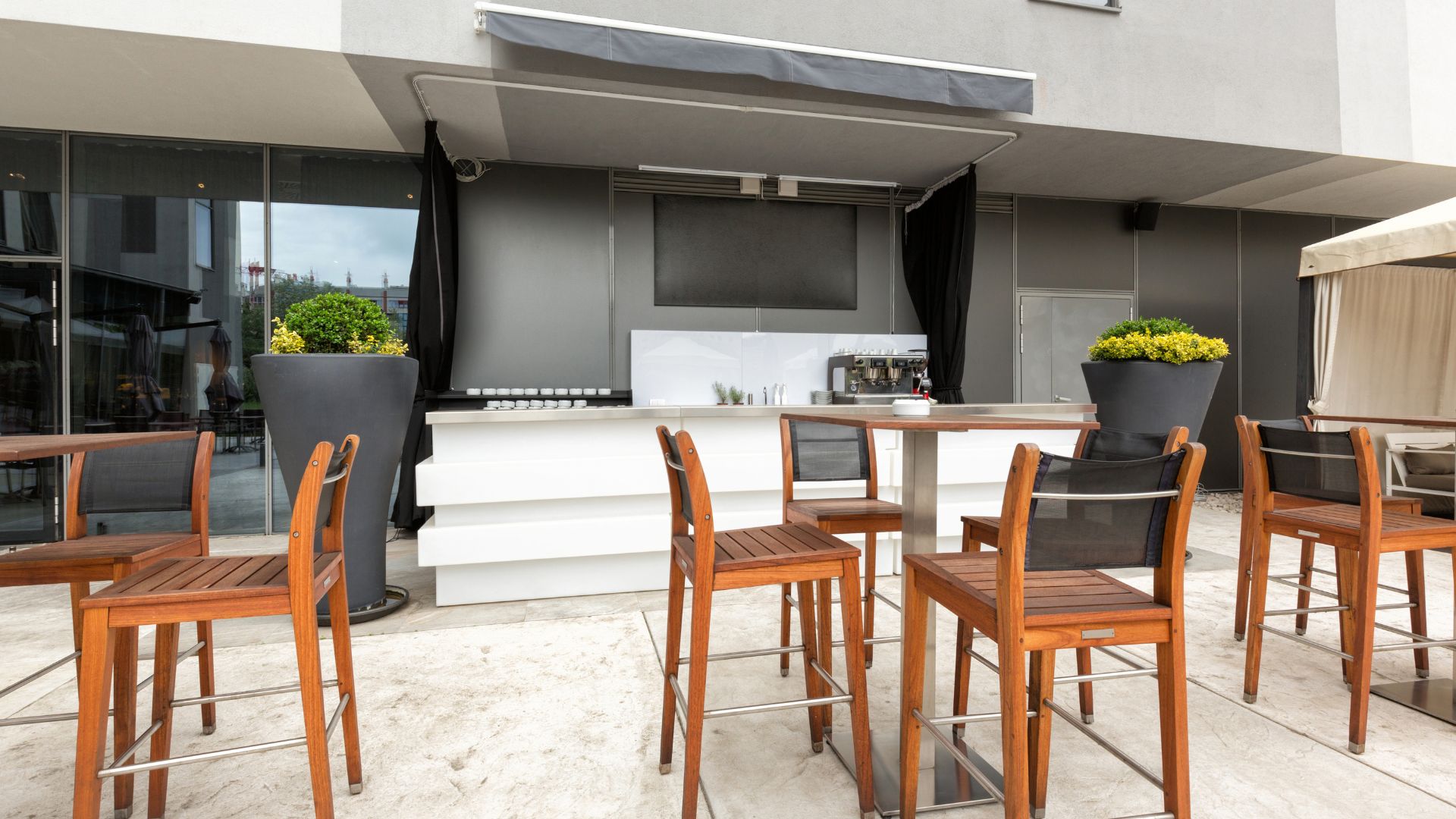 Outdoor Bar Leaners: Elevating Your Outdoor Living Experience
